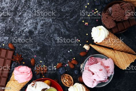 바닐라 냉동 요구르트 또는 다양 한 풍미에 와플 콘에 소프트 아이스크림 0명에 대한 스톡 사진 및 기타 이미지 0명 거품