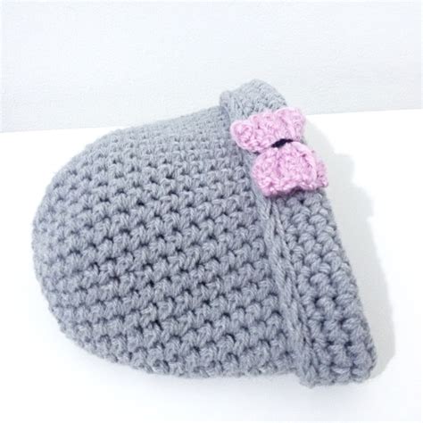 Gorro para bebé lana gris con lazo rosa hasta tres Artesanum