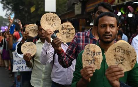 নিয়োগ দুর্নীতি ২৫ হাজারেরও বেশি চাকরি বাতিল সুদসহ ৮ বছরের বেতন ফেরতের নির্দেশ কলকাতা