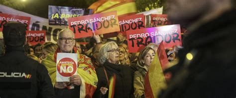 Gritos contra Felipe VI en Ferraz e insultos gravísimos de Vox a la
