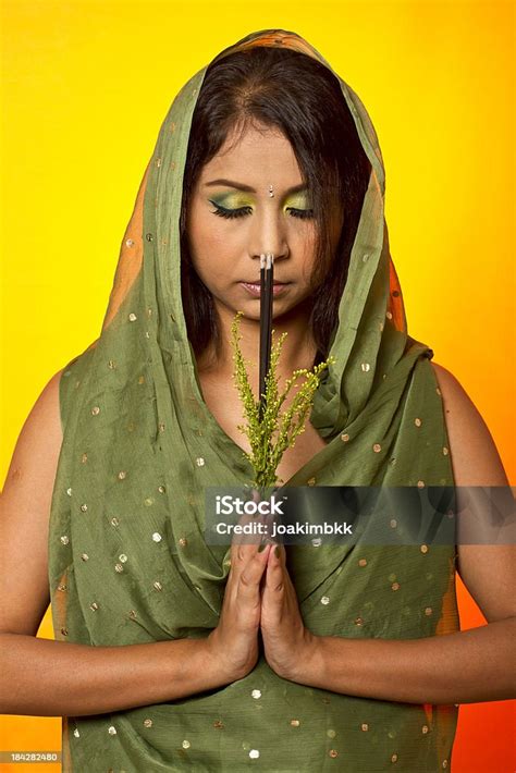 인도어 성녀 기도하기 기도하기에 대한 스톡 사진 및 기타 이미지 기도하기 향 20 24세 Istock