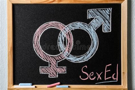 Símbolos De Gênero E Texto Sex Ed Em Pequena Lousa Foto De Stock