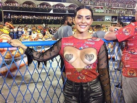 Cléo Pires Atriz Musa de um Camarote na Marquês de Sapucaí Vai