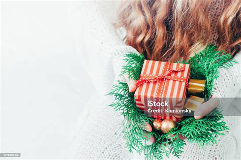 여자의 손에 크리스마스 또는 새 해 선물 상자 12월에 대한 스톡 사진 및 기타 이미지 12월 겨울 공예 Istock