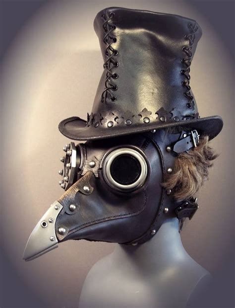 Plague Doctor （欧洲黑死病时期被聘请来识别和隔离病人的医生） 瘟疫医生面具，鸟嘴状尖喙以特殊的药用香气植物和香料充填，用以掩盖