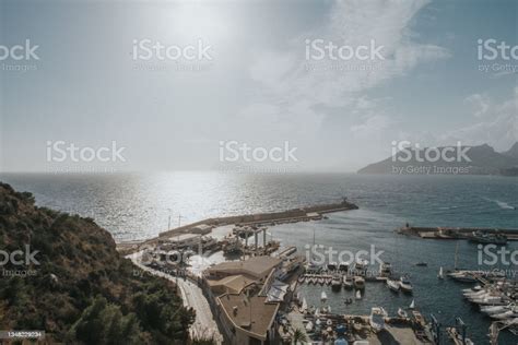 스페인의 푸른 흐린 하늘 아래 바다로 둘러싸인 칼프의 도시 경관 0명에 대한 스톡 사진 및 기타 이미지 0명 건축 경관