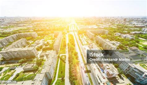교차로와 도로 주택 건물 공원 및 주차장이있는 공중 도시 전망 화창한 여름 파노라마 이미지 0명에 대한 스톡 사진 및 기타 이미지 Istock
