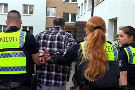 Hamburg Hausbruch Versuchter Mord Polizei Findet Blutende Frau