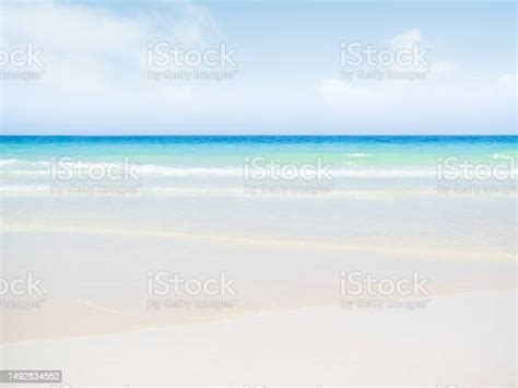 해변 모래 바다 여름 배경 하얀 물결 물 해안 푸른 바다 열대 바다 풍경 아름다운 수평선 해안 섬 코란 태국의 낙원 관광 휴가 자연 0명에 대한 스톡 사진 및 기타 이미지