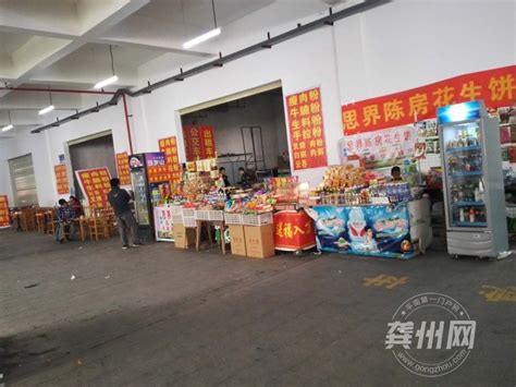 平南南高铁站地摊多，网友上图调侃如同“趁圩”！