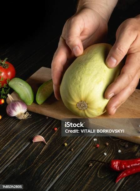 부엌에서 요리사의 손으로 호박이나 야채 골수 요리 농민 요리 후추와 향신료를 곁들인 통조림 호박 건강한 생활방식에 대한 스톡