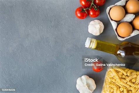 매장에서 상품의 비접촉식 온라인 주문 파스타 기름 계란 토마토에서 식료품 항목의 집합입니다 영양의 온라인 순서 음식 배달 테이크 아웃 제품 플랫 레이 복사 공간 회색 배경