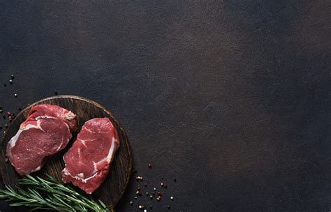 나무 판에 래스마린과 함께 하는 원시 요리 Ribeye 쇠고기 스테이크 복사 공간이 있는 상단 보기 0명에 대한 스톡 사진 및