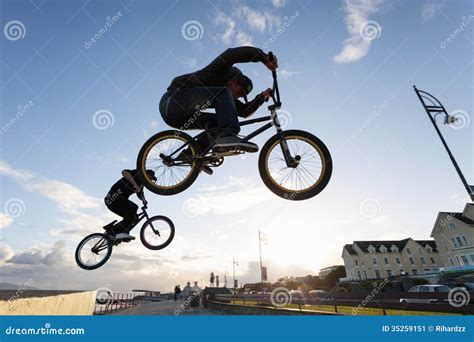 在街道的bmx特技 库存图片 图片 包括有 脚蹬 场面 城市 骑自行车的人 天空 上涨 极其 35259151