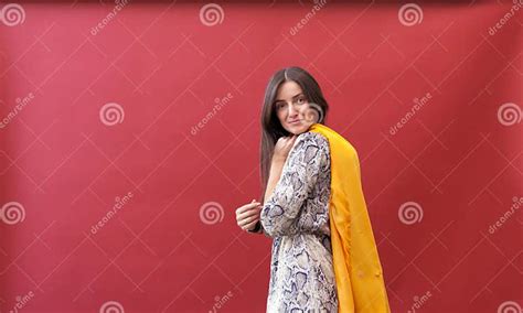 Chica Joven Con Pelo Largo En Vestido Y Chaqueta Amarilla Imagen De