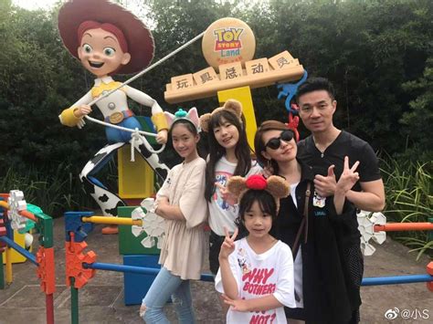 风波后小s晒全家福大秀恩爱，许雅钧的姿势亮了凤凰网