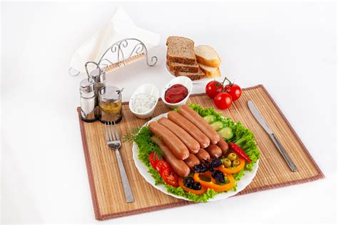 토마토 오이 채소와 소 하 세 삶은 지 검정 또는 흰색 빵 제공 완벽 한 추가 이다 매운 소스와 겨자 저녁 식사를 위해이 요리