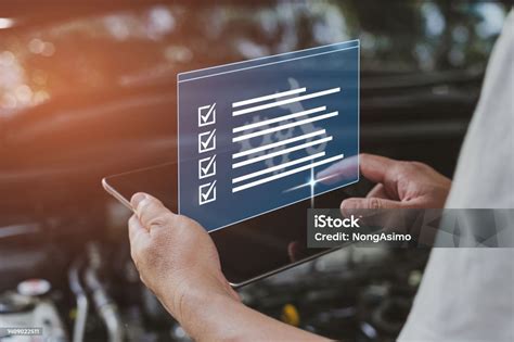 가상 화면에 자동차 사업 개념 및 기술 Serviceman 사용 태블릿 체크 서비스 목록 자동차 수리 및 엔진 룸 배경 자동차 서비스의 스마트 작업 개념에 대한 스톡 사진