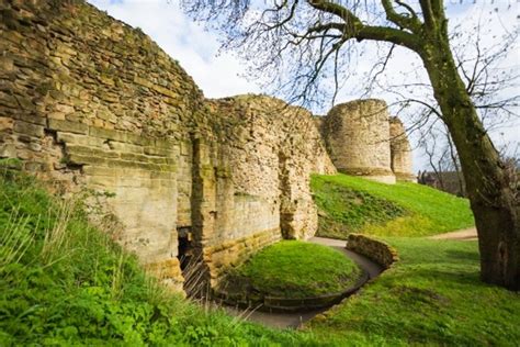 relaxed opening and object handling at pontefract castle