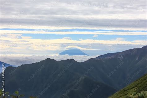 南アルプスの山仙丈ケ岳からの風景雲海の向こうの富士山を望む Stock 写真 Adobe Stock