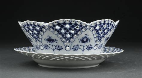 Royal Copenhagen Musselmalet helblonde frugtskål samt underfad Auktionshuset