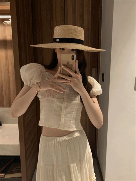 로맨틱러블리크롭레이스블라우스프릴클래식퍼프블라우스휴가룩 보르 로맨틱 블라우스 에이블리