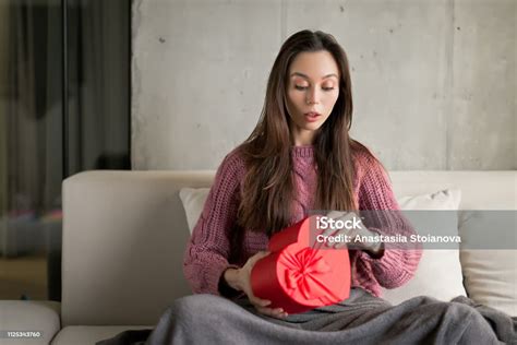 활을 가진 심 혼의 형태로 밝은 빨간색 낭만적인 선물을 받는 예쁜 여자 귀여운에 대한 스톡 사진 및 기타 이미지 귀여운