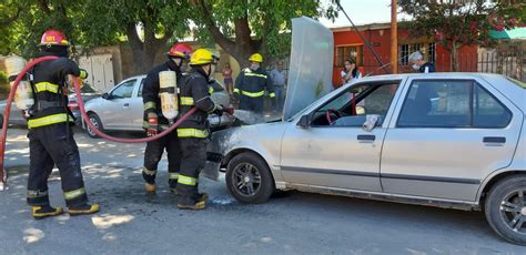 Principio de incendio de un auto en calle 33 y 36 Un vecino sofocó el