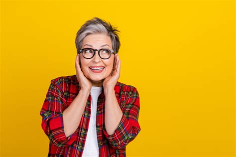 긍정적 인 창조적 인 사람 팔 만지다 뺨 이빨 미소 보이는 빈 공간 고립 된 노란색 배경 50 54세에 대한 스톡 사진 및 기타