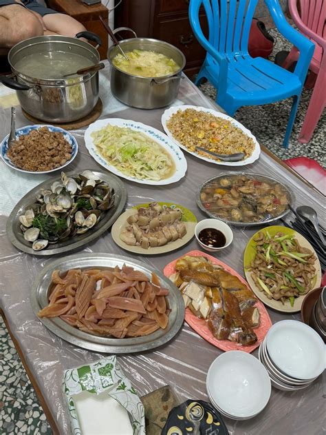 每次回舅舅家吃飯的時候總是感到很幸福 因為都會有這樣的一大桌菜等著我們 大家一起端菜上桌一起分享 吃飽後大家一起收拾桌子 沒有人會是閒著的