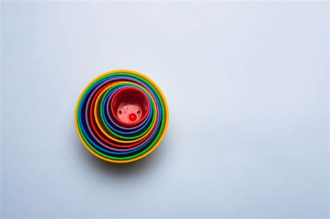 어린이 게임 타워 색상 어린이 피라미드 이 게임은 크기별로 수집됩니다 여러 가지 색깔의 피라미드 물 게임 아이의 발달 공간을