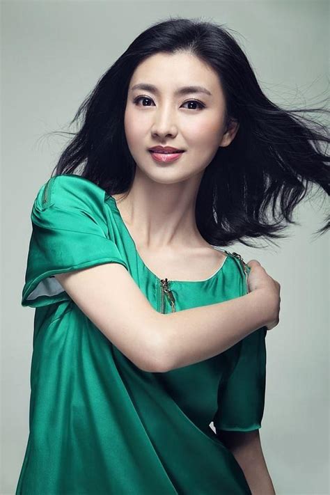 眉姐姐斓曦绿色纯美大片，肌肤晶莹，双眸明亮，如坠入人间的精灵 每日头条