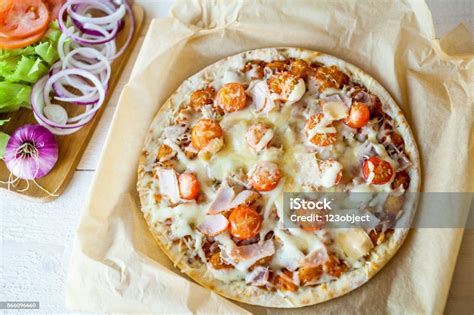 뜨거운 신선한 수 제 전통 이탈리아 피자 나무 테이블에 피자와 요리 음식 개념에 대 한 바탕 화면 건강에 좋지 않은 음식에 대한