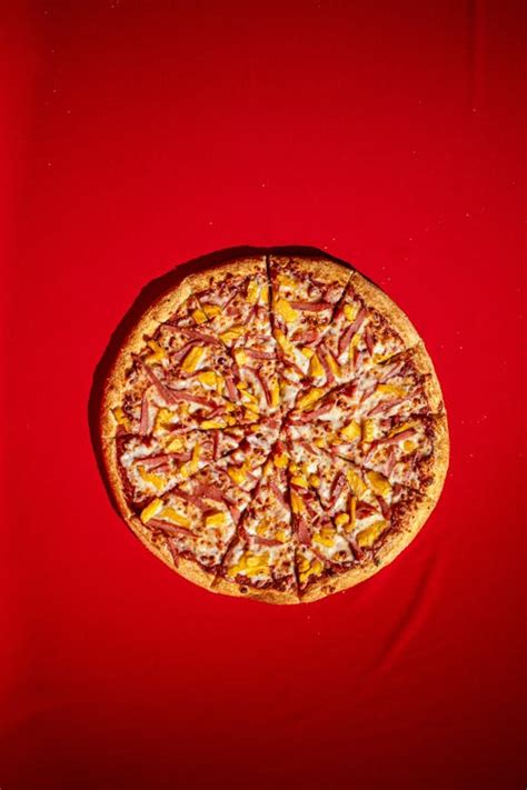 건강에 해로운 구운 다채로운 둥근 레스토랑 맛있는 먹을 수 있는 먹음직스러운 모짜렐라 미식가 바삭바삭한 반죽 빨간색 배경 선명한 스낵 슬라이스