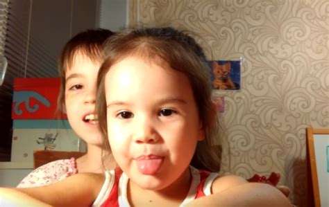 Трогательное видео девочки к которой никто не пришел на фан встречу