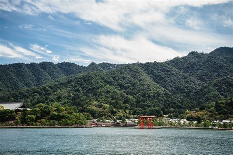 広島の自然に囲まれる厳島神社の写真素材 ぱくたそ