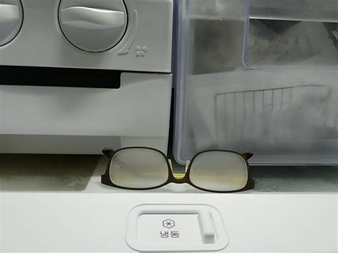 Keun Hwa 니가 왜 거기서 나와 여기저기 찾아 헤맬 적에는 숨도 안 쉬고 엎드려 있더니 하필 마누라가 문을 열자마자 등장할 건 뭐니 차라리 더 꼭꼭 숨어