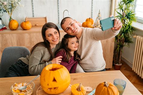 할로윈을 위해 호박을 조각하는 동안 셀카를 찍는 행복한 가족 10월에 대한 스톡 사진 및 기타 이미지 10월 3 명 가상 할로윈 Istock