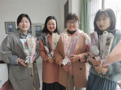 外国语学院分工会开展“三八”妇女节送鲜花活动 外国语学院