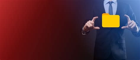 사업가가 폴더 아이콘을 잡고 있습니다 It 컨설턴트가 최신 컴퓨터를 사용하여 설정한 문서 관리 시스템 또는 Dms가 관리 정보 및 회사 파일을 검색하고 있습니다 비즈니스