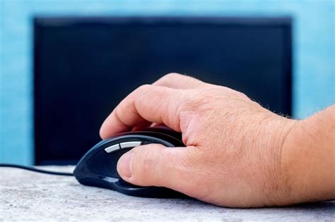 Un Hombre Sostiene Un Mouse De Computadora Cerca De La Computadora