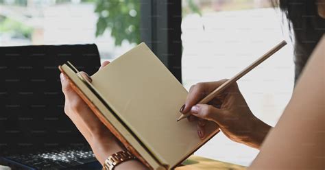 자른 이미지 여자는 작업 책상에서 컴퓨터 노트북 앞에 앉아 메모를 하고 있다 사진 Unsplash의 태국 이미지