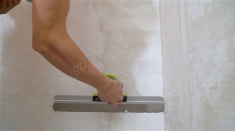 工人用腻子处理墙壁 用腻子刀修理墙的手，用铲子的手，用铲子糊的铲子 库存照片 图片 包括有 石膏工 房子 169544208