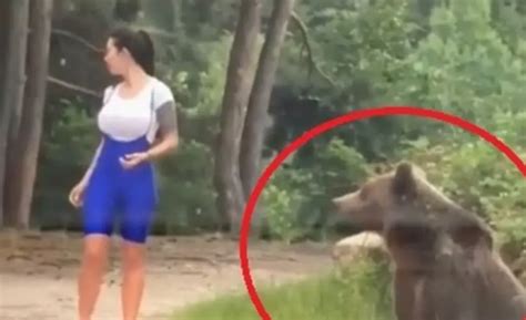 شابة رومانية تخاطر بحياتها لأجل صورة مع دب بري فيديو عكس السير