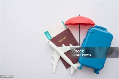 빨간 우산은 비행기 여권 비행기 표 여행 가방 여행자를 흰색 배경에 덮는다 흰색 배경에 대한 스톡 사진 및 기타 이미지 흰색 배경 비행기 여권 Istock
