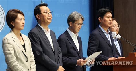 이동관 방송통신위원장 지명 철회 요구하는 민주당 과방위원들 연합뉴스
