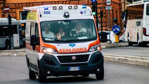 Incidente A Campagna Tre Auto Coinvolte Morti Due Carabinieri