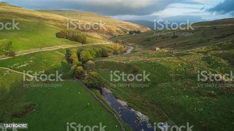 이른 아침 햇살 베커몬드 크레이븐 요크셔 데일스 국립공원 노스 요크셔 영국 영국 이른 아침 햇살에 있는 워프 강의 공중 전경 굽이치는 풍경에 대한 스톡 사진 및 기타 이미지