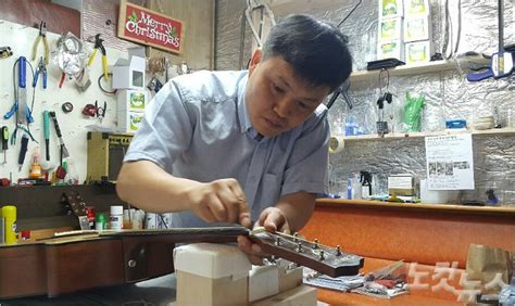 [선한이웃] 기타 수리로 교회와 세상 섬기는 구인수 목사 크리스천 노컷뉴스