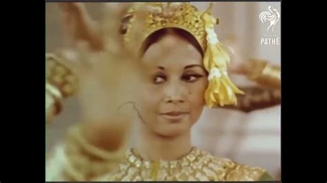 វីឌីអូកម្ររបស់ លោក ស៊ីន ស៊ីសាមុត ដែលកំពុង អង្គុយច្រៀងនៅក្នុងវង់តន្ត្រីព្រះរាជទ្រព្យ